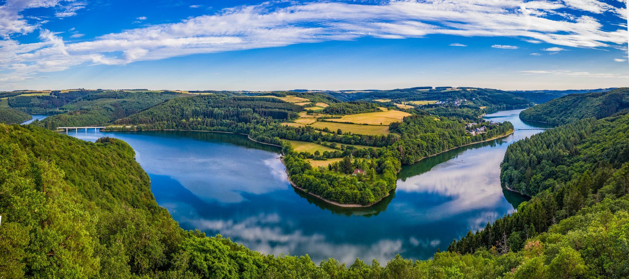 Aussichtspunkt Runtschelt auf den Obersauer-Stausee | Visit Éislek ...